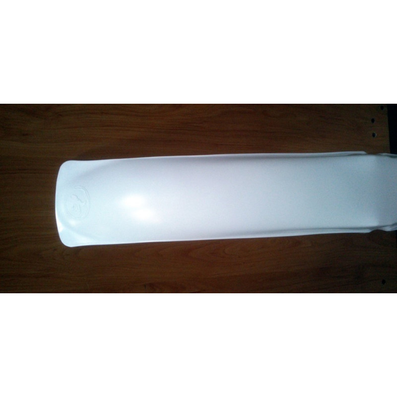 Front fender cross in white.