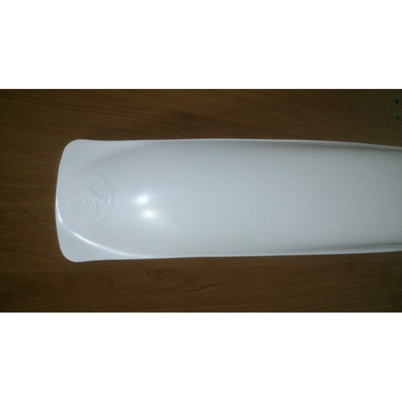 Front fender cross in white.