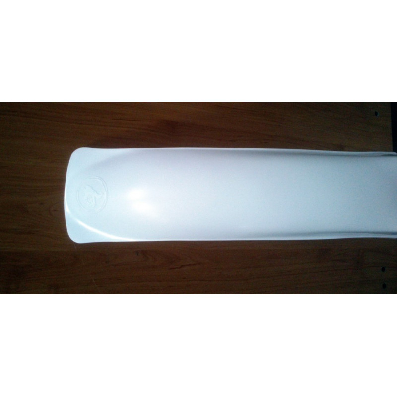 Front fender cross in white.
